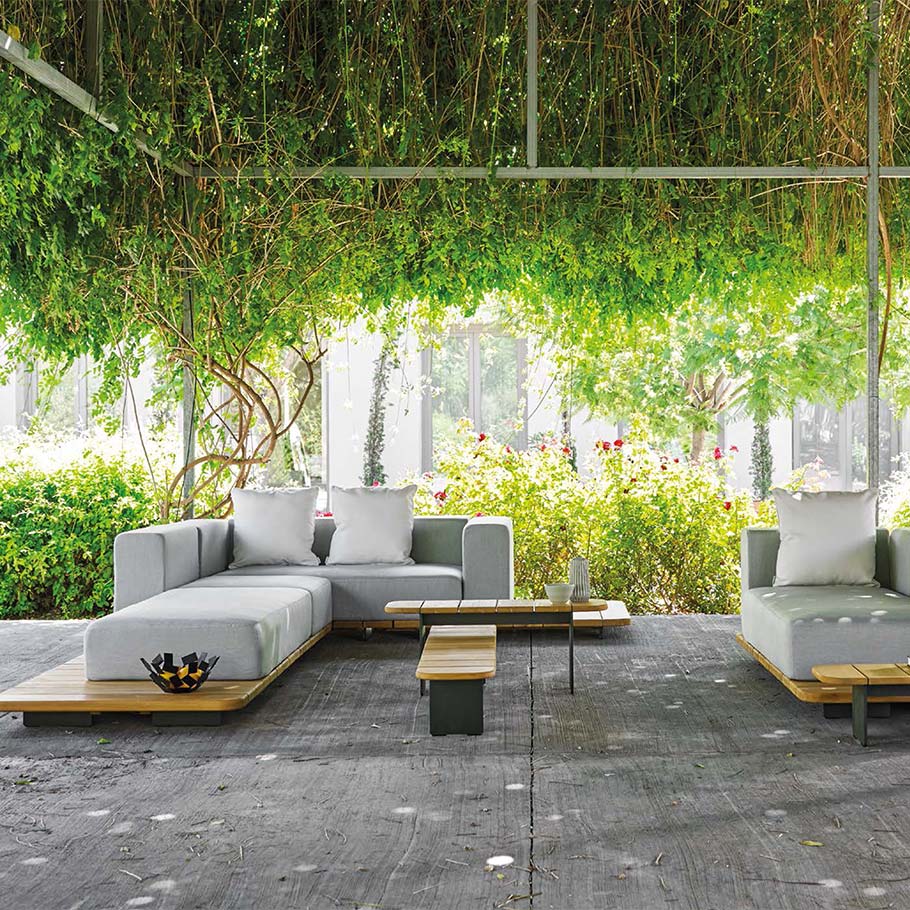 Loom Crafts Outdoor Garden Furniture An outdoor living room with ...